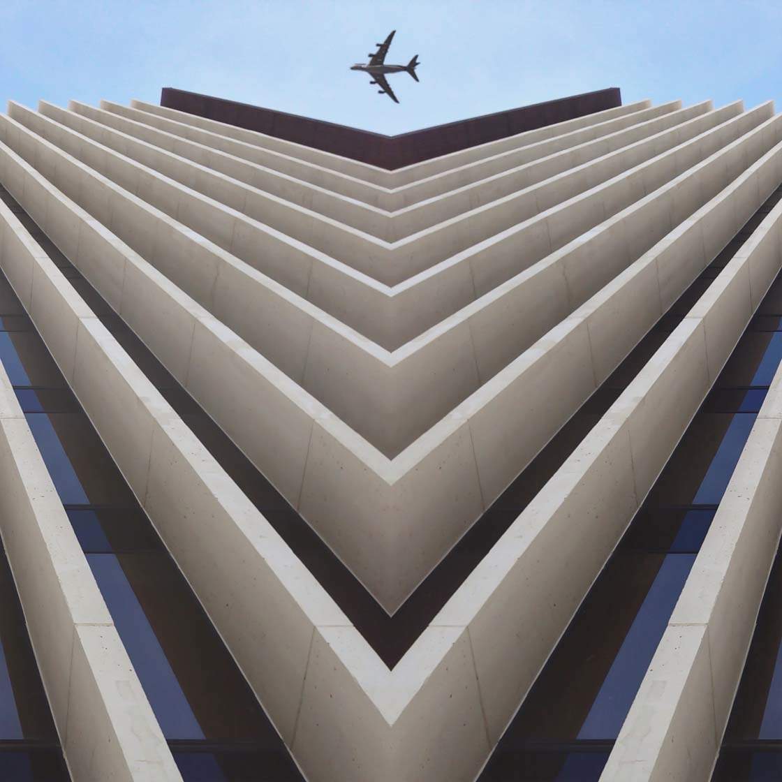 How To Find & Create Amazing Symmetry In Your iPhone Photography