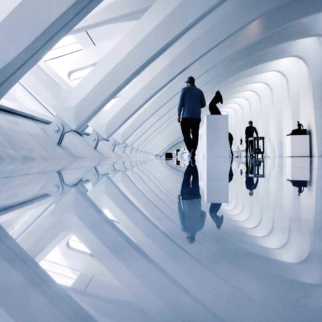 7 Creative Ways To Capture Incredible Urban Reflection iPhone Photos