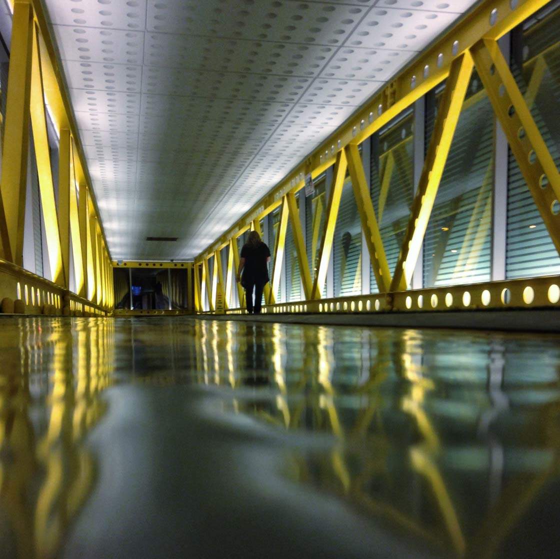 7 Creative Ways To Capture Incredible Urban Reflection iPhone Photos