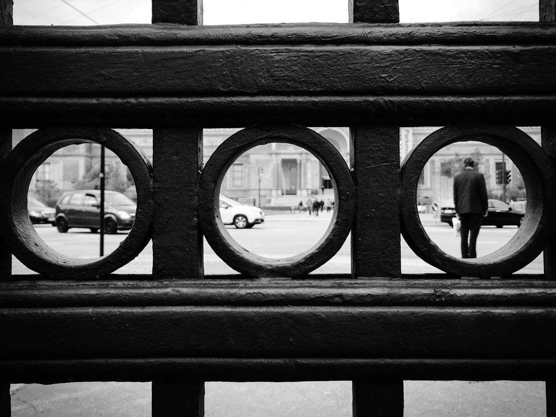 How Julie Vinding Shoots Incredible iPhone Street Photos