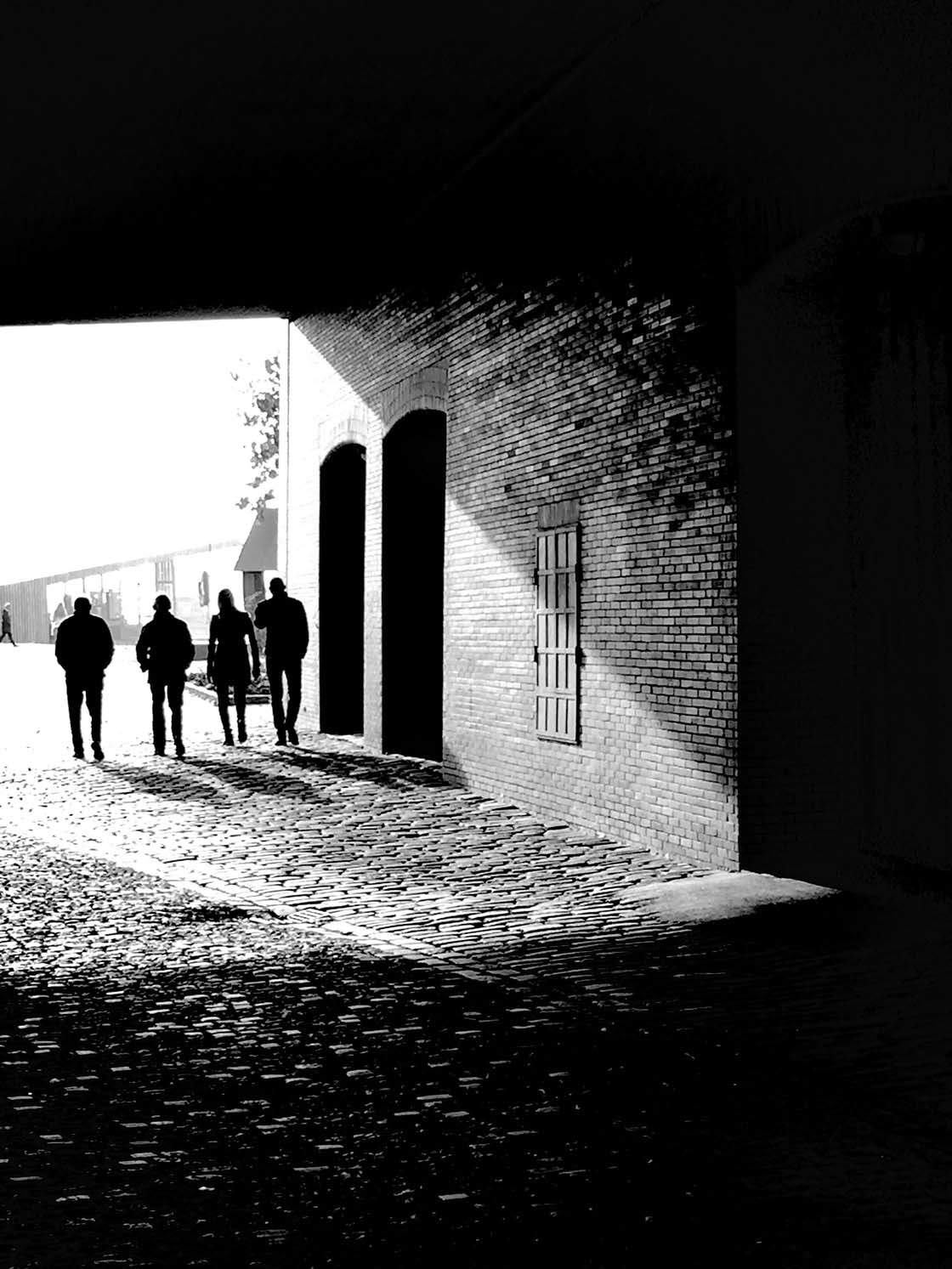 How To Shoot Amazing Harsh Light Street Photos On iPhone