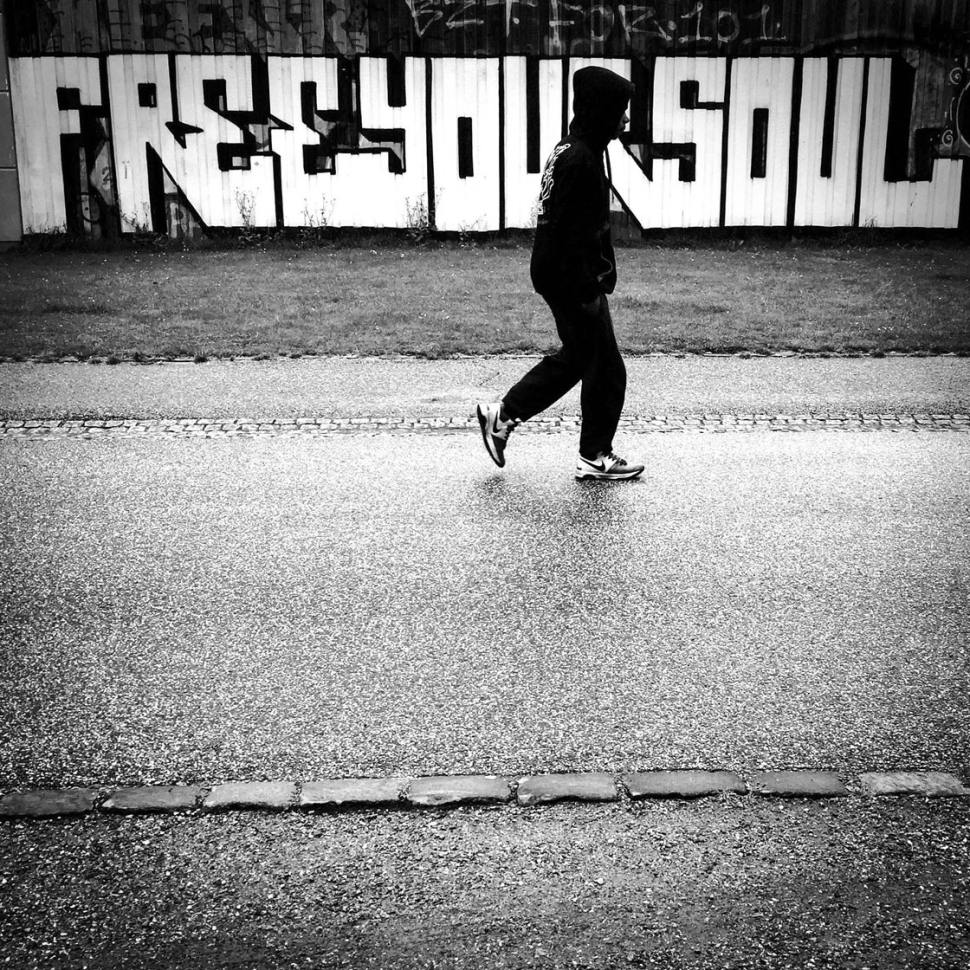 7 Tips For Taking Amazing iPhone Street Photos Of Strangers