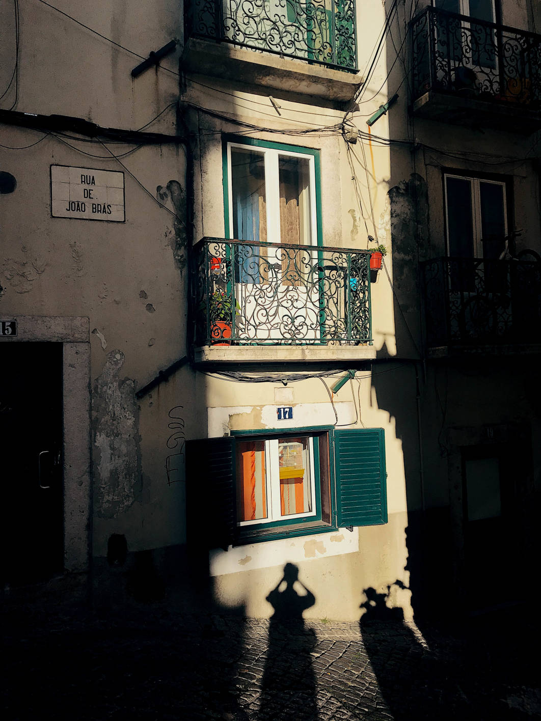 9 Tips For Capturing Incredible Shadows In Your iPhone Street Photos