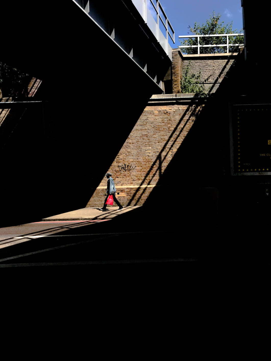 9 Tips For Capturing Incredible Shadows In Your iPhone Street Photos