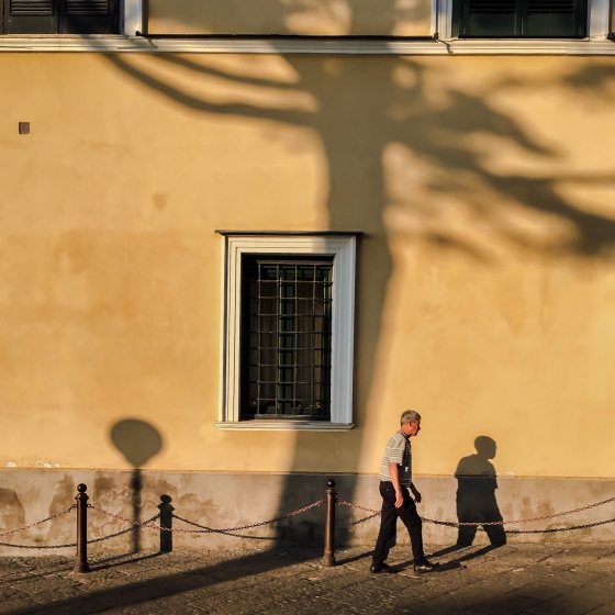 9 Tips For Capturing Incredible Shadows In Your iPhone Street Photos
