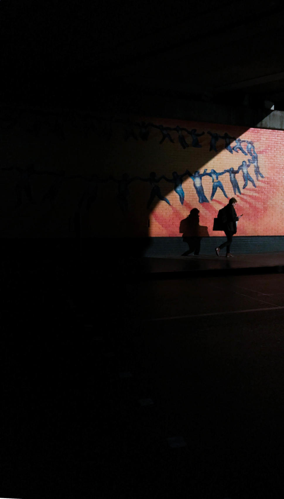 9 Tips For Capturing Incredible Shadows In Your iPhone Street Photos