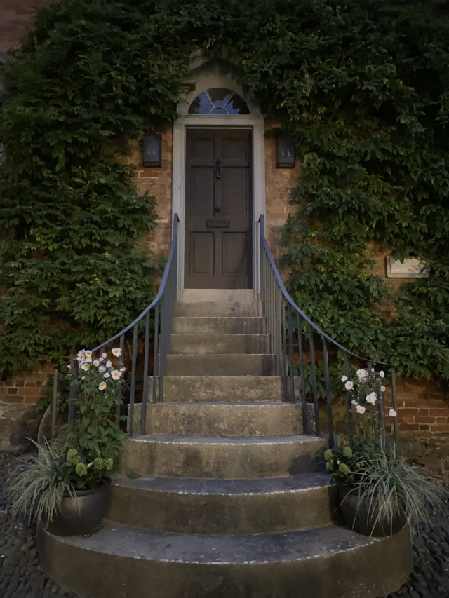 How To Use iPhone Night Mode Camera On iPhone 11 & 12