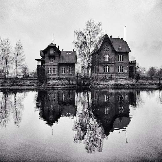 30 Unbelievable iPhone Reflection Photos