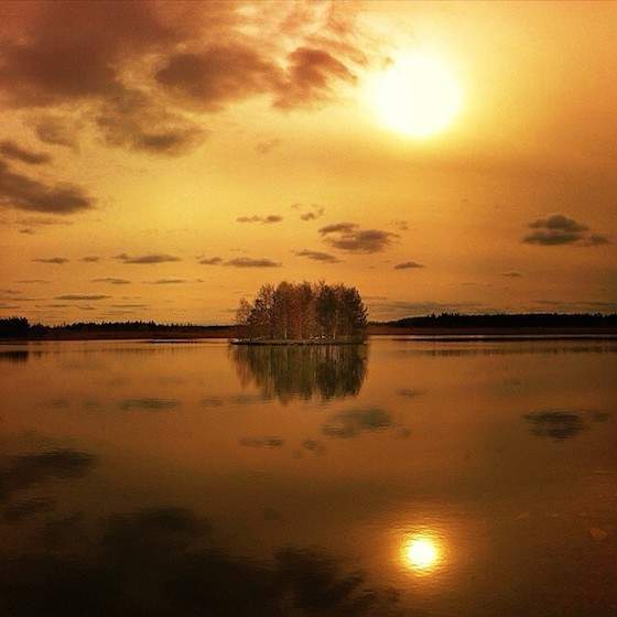 30 Unbelievable iPhone Reflection Photos