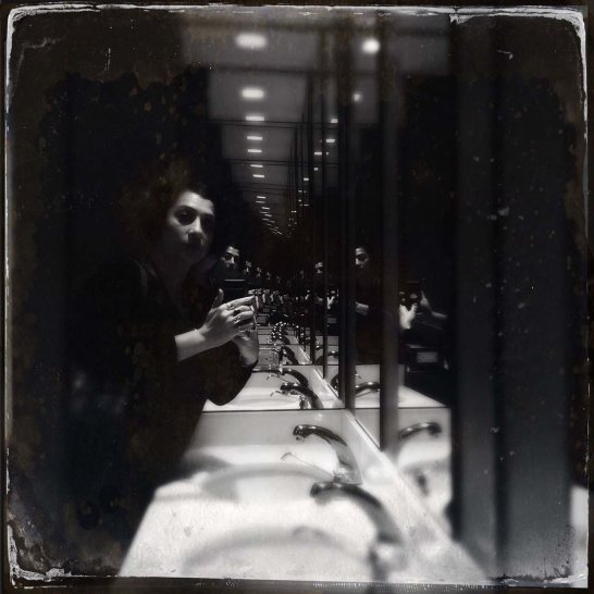 30 Amazing iPhone Photos Illuminated By Artificial Light