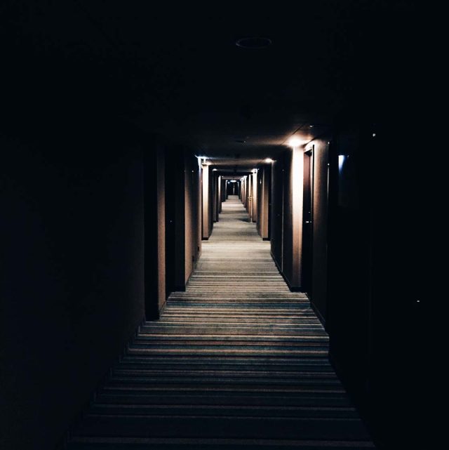 30 Amazing iPhone Photos Illuminated By Artificial Light